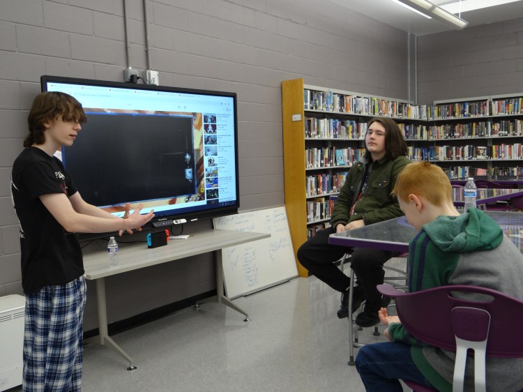 Esports class educates younger generation – Knight Life